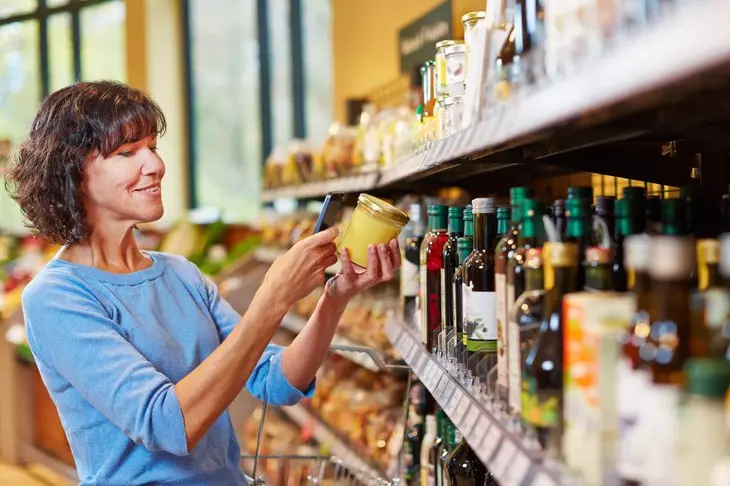 Babaye nga nag-scan sa mga groceries gamit ang iyang telepono