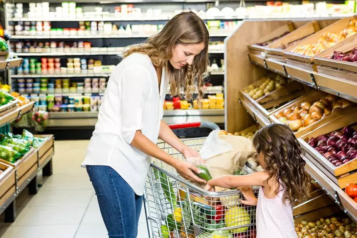 Femme et enfant à l'épicerie.