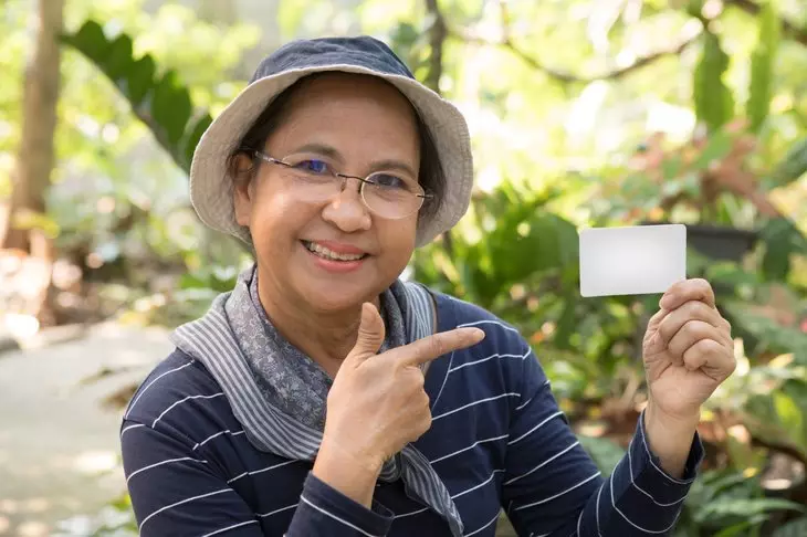 ක්රෙඩිට් කාඩ් ඇති ජ්යෙෂ්ඨ කාන්තාවක්