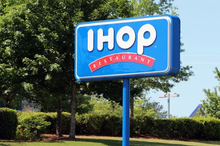 Isang IHOP restaurant sign sa Nashville, Tennessee