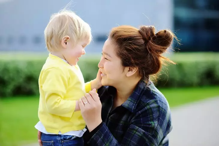 Seorang wanita menjaga anak kecil