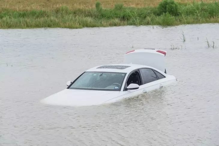 Untergetauchtes Auto