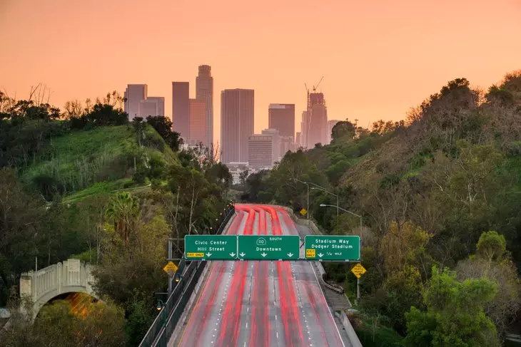 カリフォルニア州ロサンゼルスのハイウェイ トラフィック