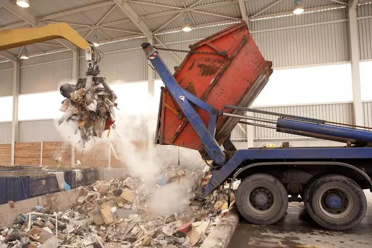 Camió d'escombraries abocant el seu contingut