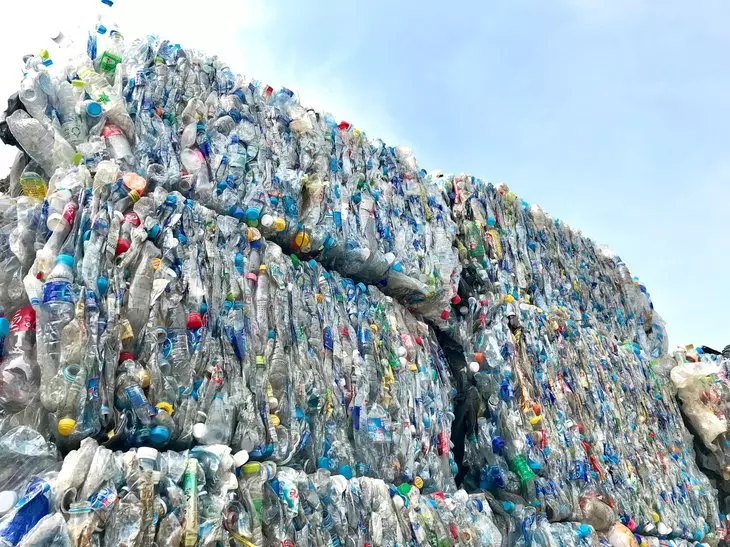 Plastic flessen, komprimearre yn balen recycling