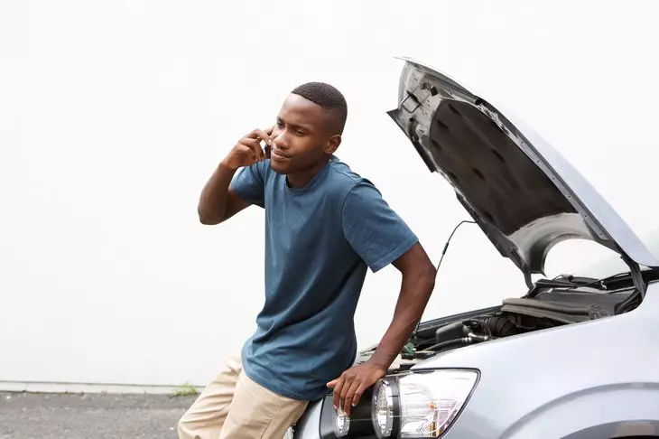 Homme avec des problèmes de voiture.