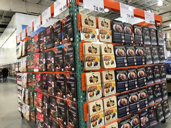 Tarxetas de agasallo con desconto en exposición nun Costco