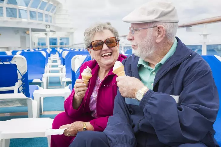 Ma'aurata suna cin ice cream a kan jirgin ruwa na balaguro