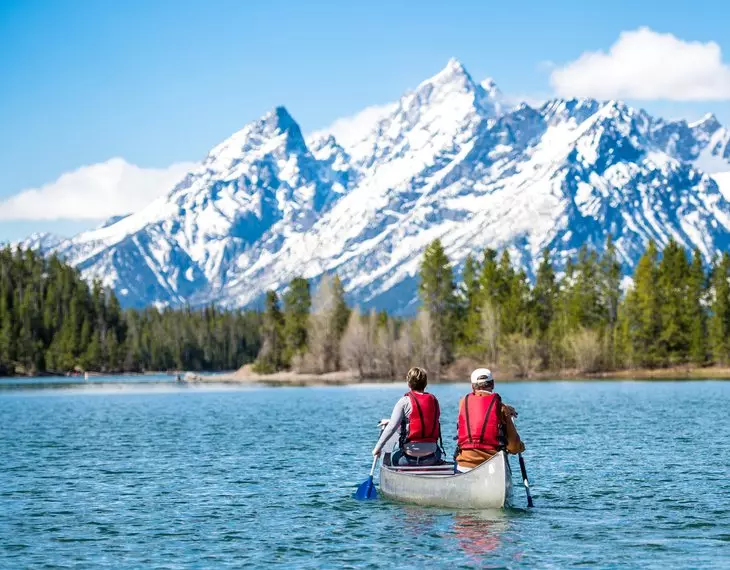 Eniyan canoeing ni Grand Teton National Park