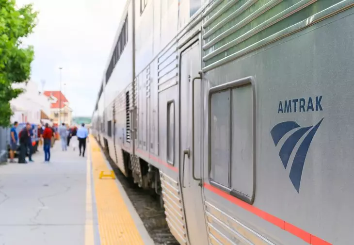 Minsken stappe op 'e Amtrak passazjierstrein California Zephyr yn Grand Junction, Kolorado