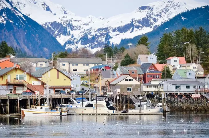 Sitka, Alaska rıhtımı, arka planda dağlar.