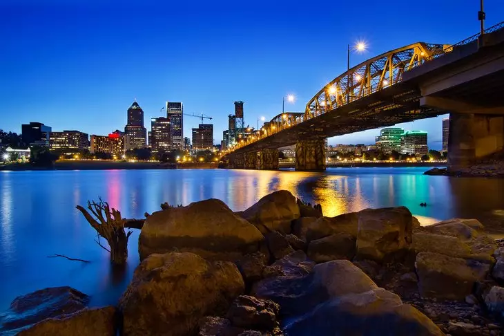 Willamette Nehri, Oregon üzerinde köprü