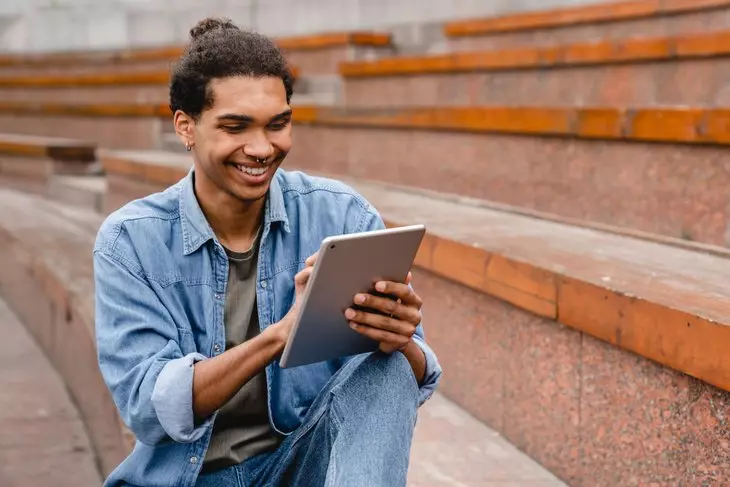 Uomo che legge su un tablet