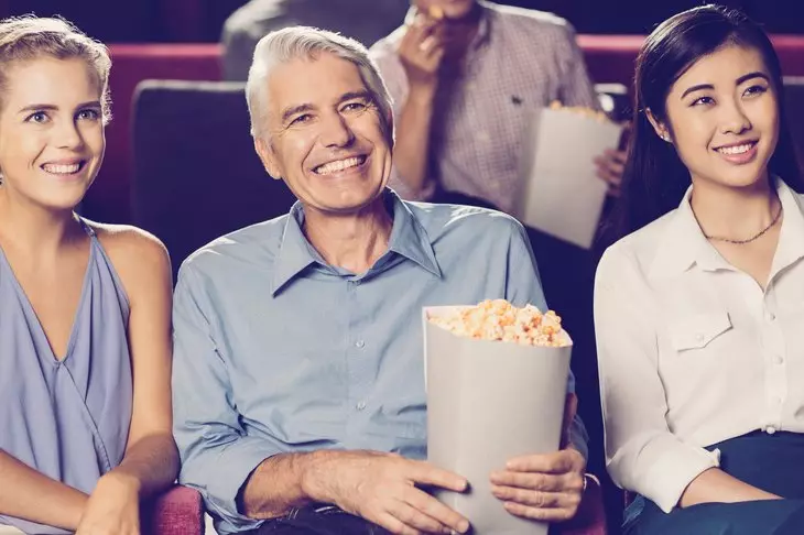 ポップコーンを持って映画館でシニア