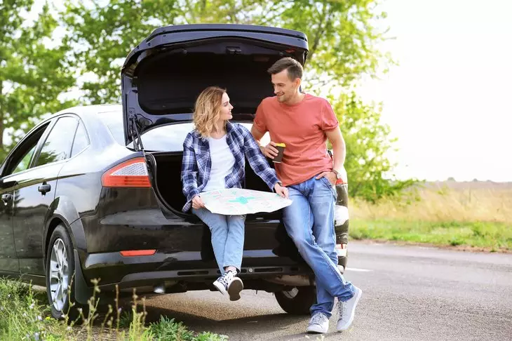 Maşynyň ýanynda karta bilen jübüt.