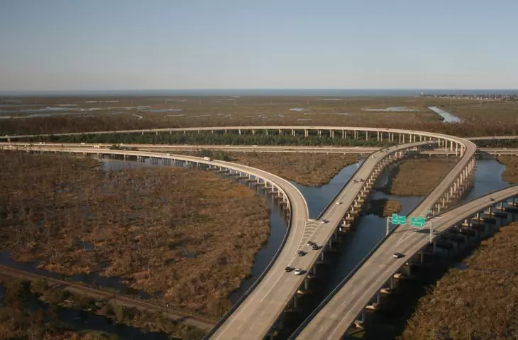 Loftmynd af þjóðveginum yfir Louisiana Bayou.