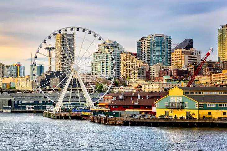 Paseo marítimo de Seattle con noria y Space Needle.