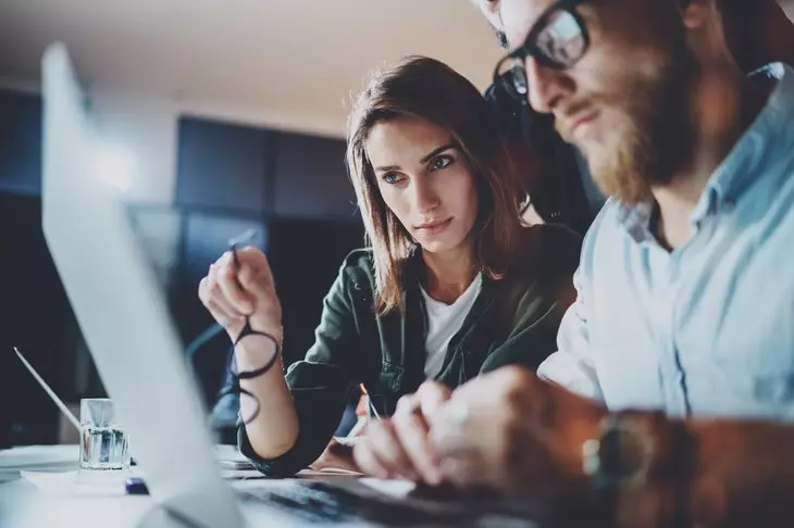 Uomo e donna che guardano lo schermo del computer