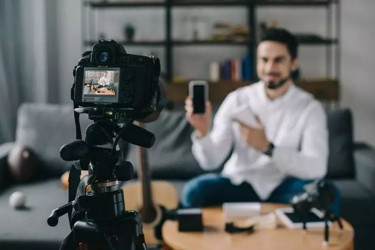 Uomo che gira un video blog