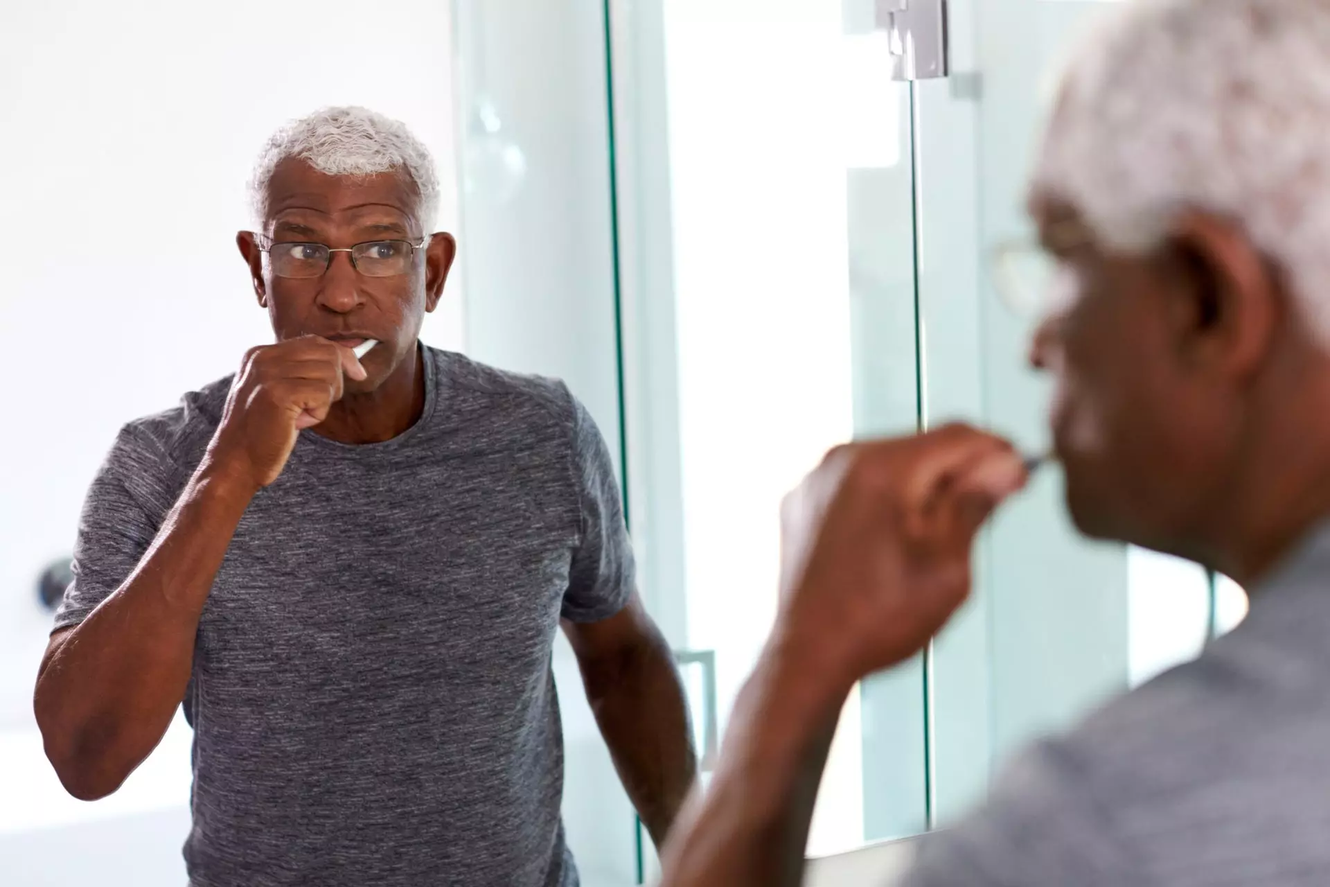 Homme senior se brosser les dentsHomme senior se brosser les dents