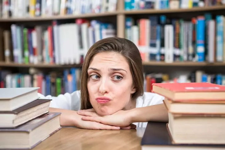 Dame triste dans la bibliothèque