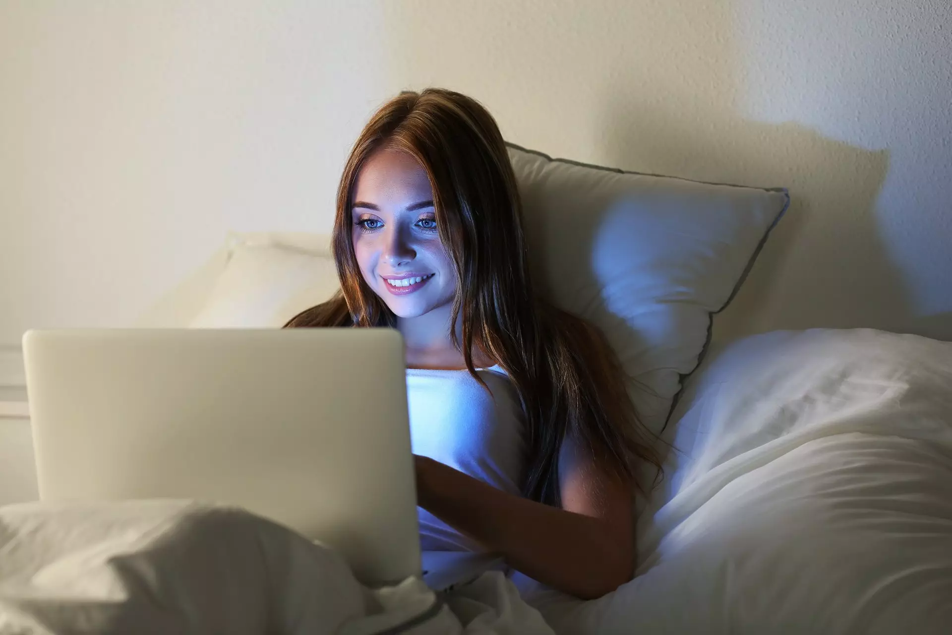 Mujer viendo en la computadora