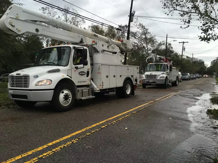 Ang mga linemen nga nagtrabaho pagkahuman sa Hurricane Florence