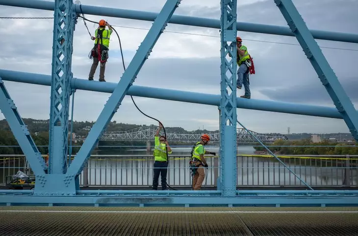 Treballadors de cable en un pont a Ohio