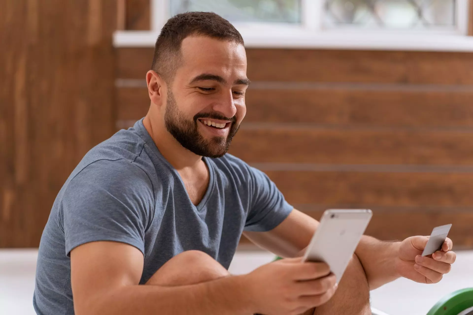 Homme regardant le pointage de crédit