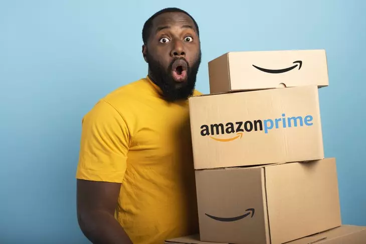 Kunshin memba na Amazon Prime yana riƙe da fakiti