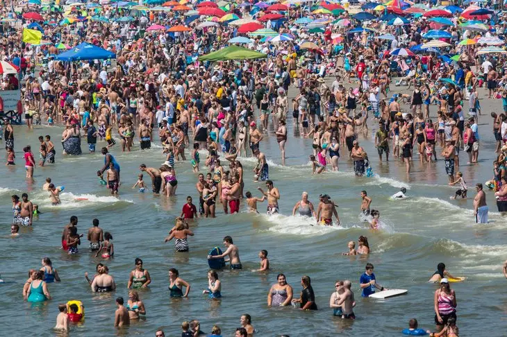 Folk pakker stranden i Atlantic City, New Jersey