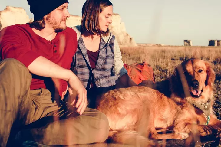 Par og hund på et jorde i Kansas