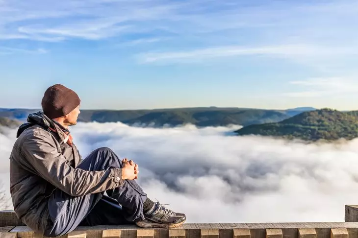 Mann ser på fjell, West Virginia