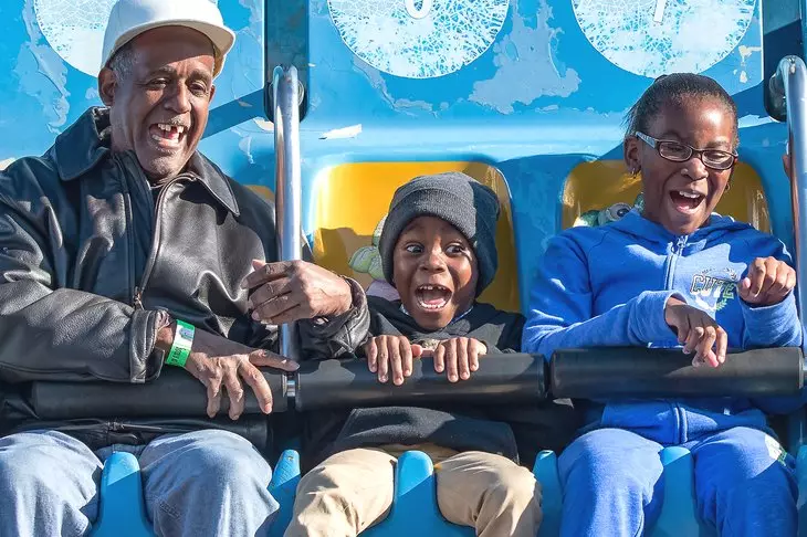 Afroamerikansk bestefar og barn på tur på messen, Alabama