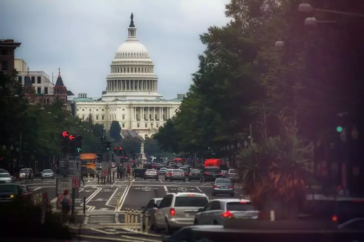 Arxa planda Kapitol Binası ilə Vaşinqton, D.C. trafiki