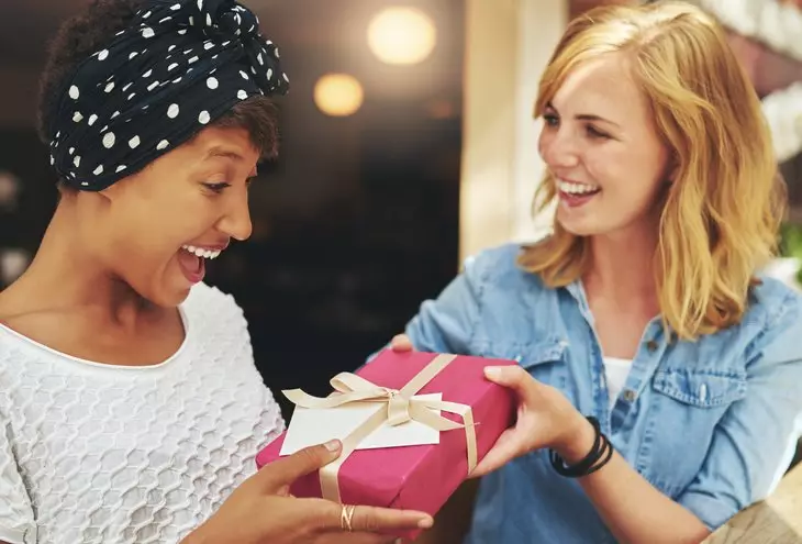 Mujeres intercambiando regalos