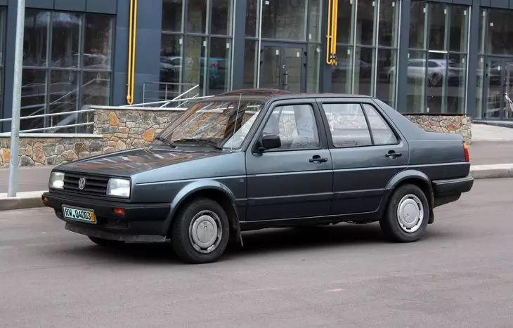 Vinica, Ukrajina; 29. studenog 2021. Siva Volkswagen Jetta 1988. u gradskoj ulici. Njemački automobil Volkswagen Jetta u jesen.