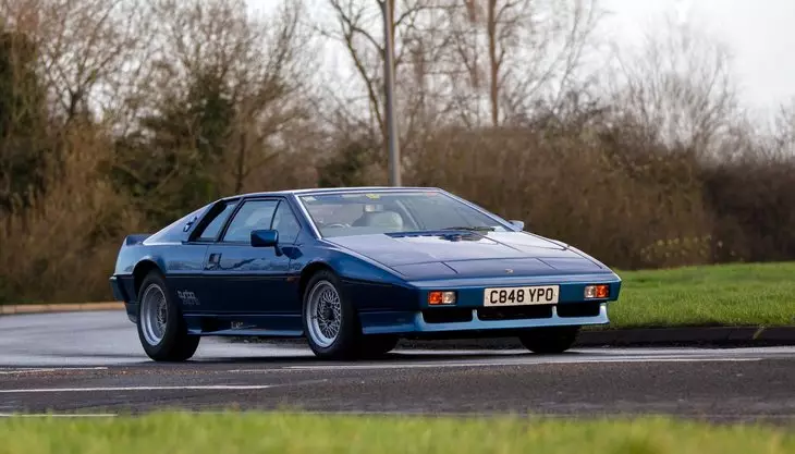 Stony Stratford, Bucks, Spojené kráľovstvo – 1. januára 2022. Klasické športové vozidlo Lotus turbo Esprit z roku 1985