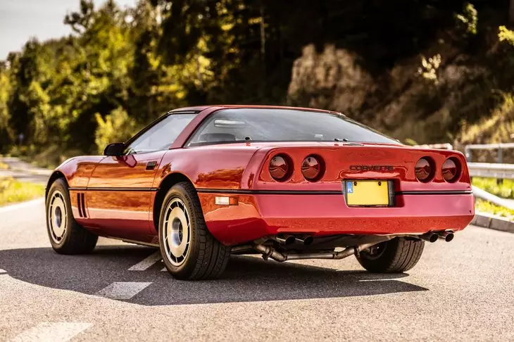 JAWORZNO, POĽSKO – 11. september 202: Fotografovanie zreštaurovaného Chevroletu Corvette C4 z roku 1984