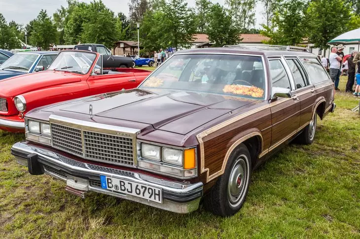 Paaren im Glien, Berlín, Nemecko, 03.06.2017, Oldtimer Show: Ford LTD Country Squire 1979, lesklý a lesklý starý klasický retro automobil