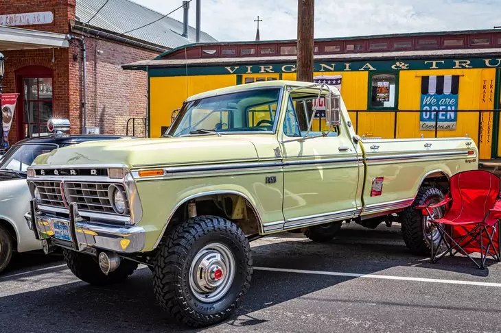 Virginia City, NV – 30. júla 2021: 1975 pickup Ford F-250 Ranger XLT na miestnom autosalóne.