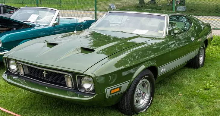 Pittsburgh, Pennsylvania, SAD 24. srpnja 2021. Pittsburgh Vintage Gran Prix u Schenley Parku, godišnji događaj od 1983. koji uključuje sajmove automobila i kružne utrke. Izložen zeleni Mustang Mach 1 iz 1973