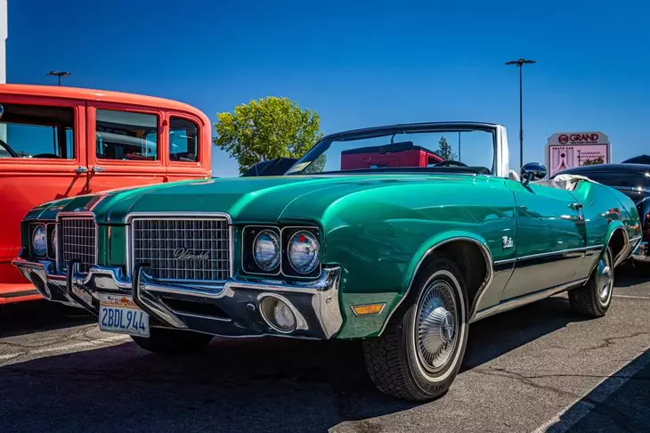 Reno, NV – 5. augusta 2021: 1972 Oldsmobile Cutlass Supreme Convertible na miestnom autosalóne.