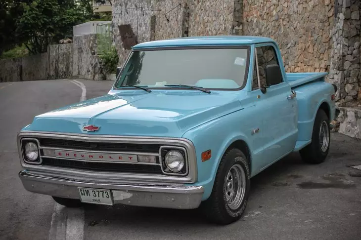 CHONBURI, Thajsko - 8. februára 2015: Parkovanie nákladného auta Chevrolet C10 z roku 1969 pri mori.