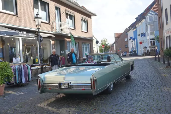 Xanten, Nemecko – 19. september 2021: Cadillac Eldorado Convertible z roku 1966 na podujatí Old timer car, je siedmou generáciou luxusného automobilu vyrábaného a predávaného spoločnosťou Cadillac v rokoch 1965-1966.