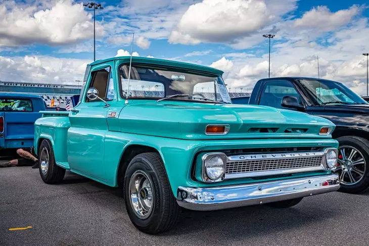 Daytona Beach, FL – 28. novembra 2020: 1965 pickup Chevrolet C10 na miestnom autosalóne.