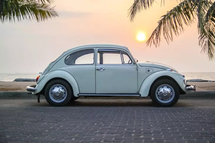 Chonburi, Thajsko - 10. marca 2017: Volkswagen Beetle z roku 1964 parkuje pri mori na ulici.