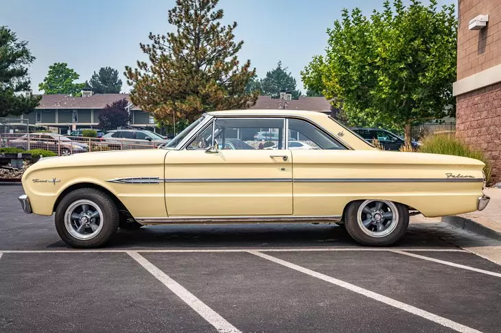 Reno, NV – 6. august 2021: 1963 Ford Falcon Sprint Hardtop Coupe na miestnom autosalóne.