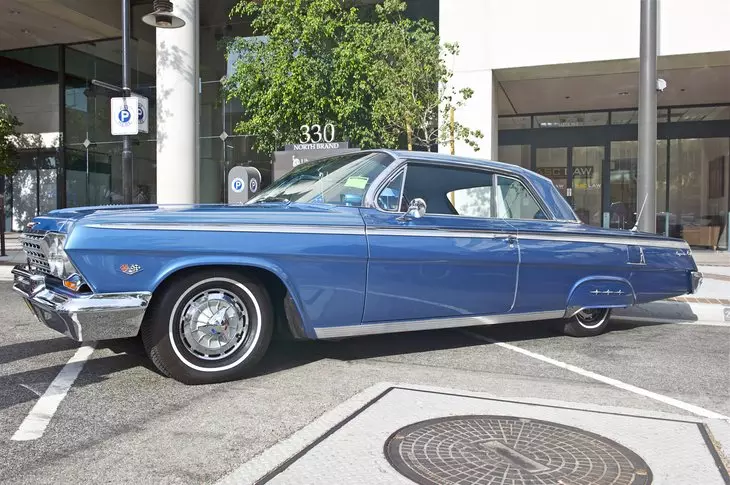 GLENDALE/CALIFORNIA – 19. júla 2014: 1962 Chevy Impala vo vlastníctve Jose Felixa na autosalóne Glendale Cruise Nights 19. júla 2014 Glendale, Kalifornia, USA