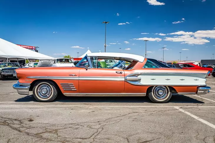 Reno, NV - 4. kolovoza 2021.: Pontiac Bonneville Sport Coupe iz 1958. na lokalnom sajmu automobila.